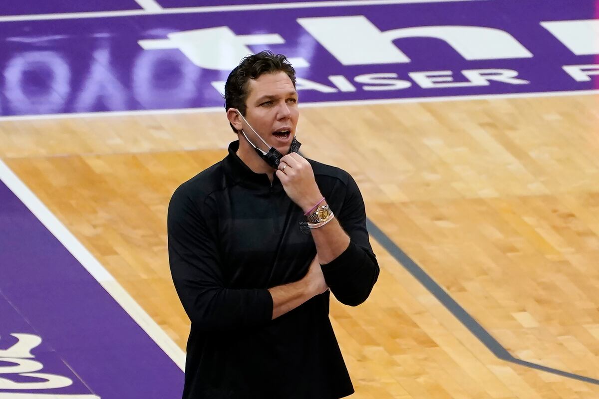 Luke Walton Reportedly Will Return as Kings Head Coach After 31-41 ...