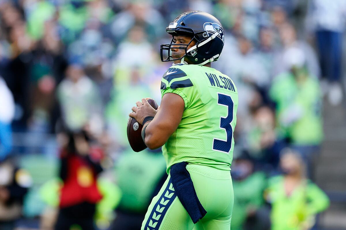 Seahawks' Russell Wilson Exits vs. Rams with Sprained Finger Injury ...